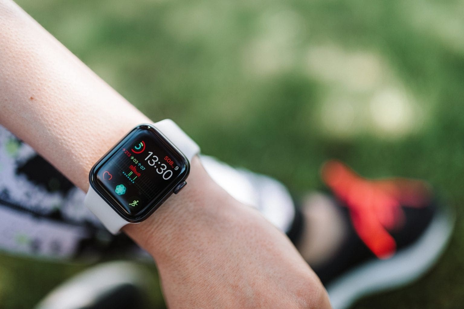 Fitbit vs Apple Watch: The Best Wearable Fitness Tracker For You
